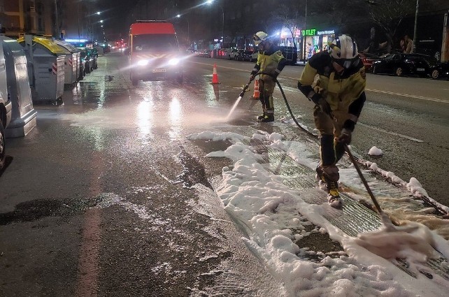 Un gran vertido de aceite en la calle Vitoria obliga a actuar a los ...